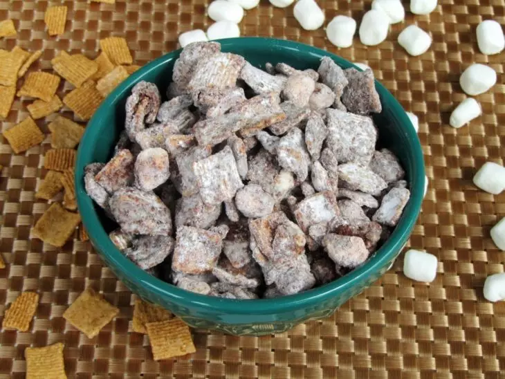 Frisky Eats: 17 Mapishi kwa Puppy Chow / Muddy Buddies 10232_6