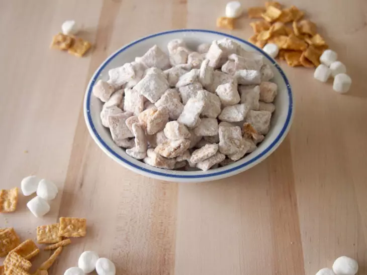 Frisky Eats: 17 Resep Kanggo Puppy Chow / Muddy Buddies 10232_9