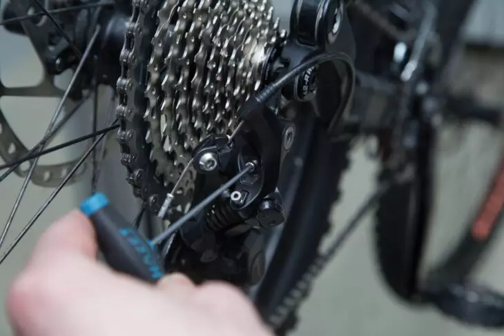 Hoe om 'n agterderailleur op 'n bergfiets te installeer 10260_1