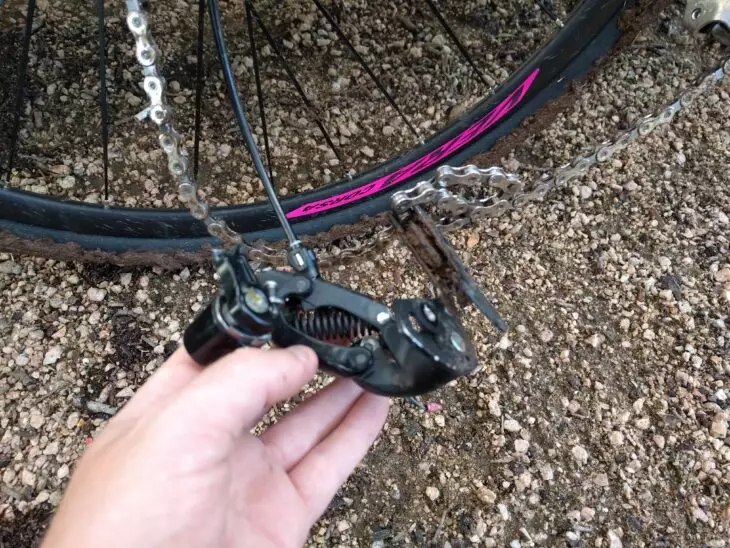 Como instalar um desviador traseiro em uma bicicleta de montanha 10260_3