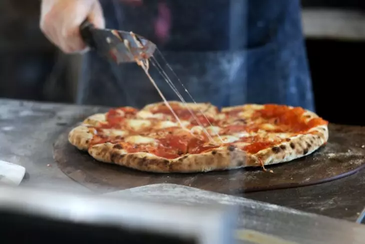 Hout vs Plastic: Hokker Pizza Cutting Board is better? 10456_1