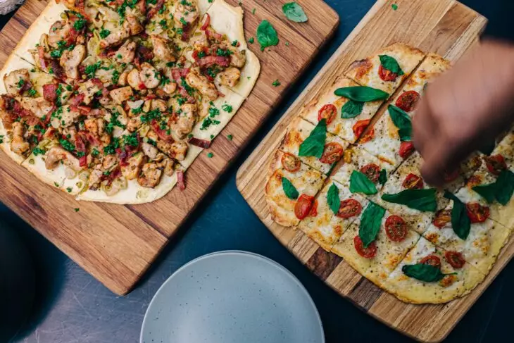 Kahoy batok sa Plastic: Unsang Pizza Cutting Board ang Mas Maayo? 10456_3