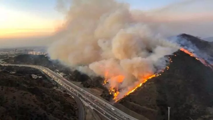 Le celebrità fuggono mentre gli incendi devastano LA 10959_2