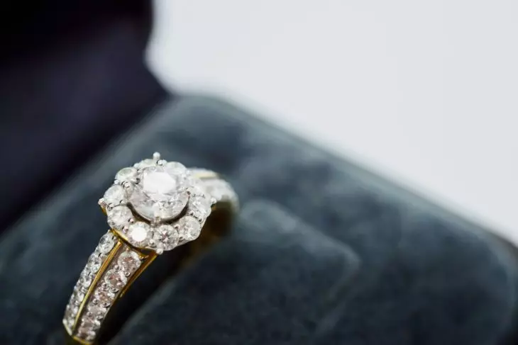 Você deve segurar seu anel de noivado? 10990_2