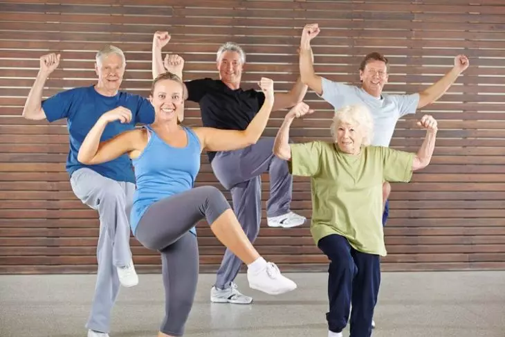 Czy wiesz, że ćwiczenia fizyczne poprawiają zdrowie psychiczne seniorów? 11202_2