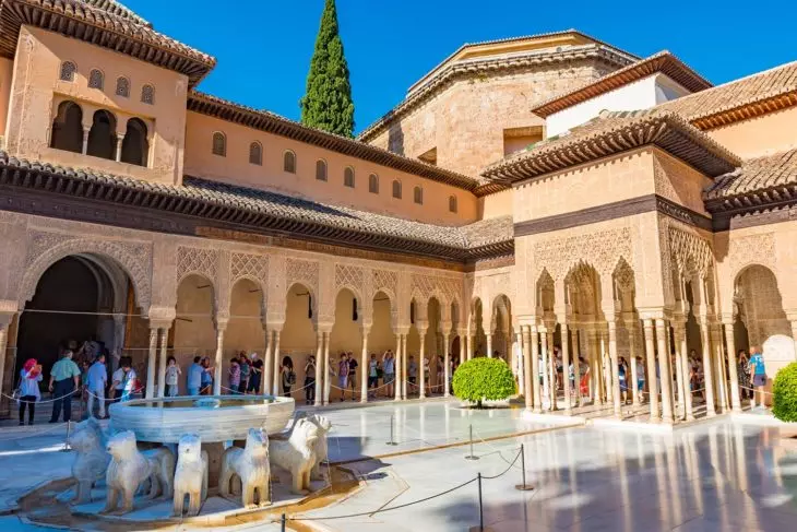 5 Leid Riachtanacha Le Cuairt I gcuimhne & Spraoi ar an Alhambra i Granada, sa Spáinn 11530_3
