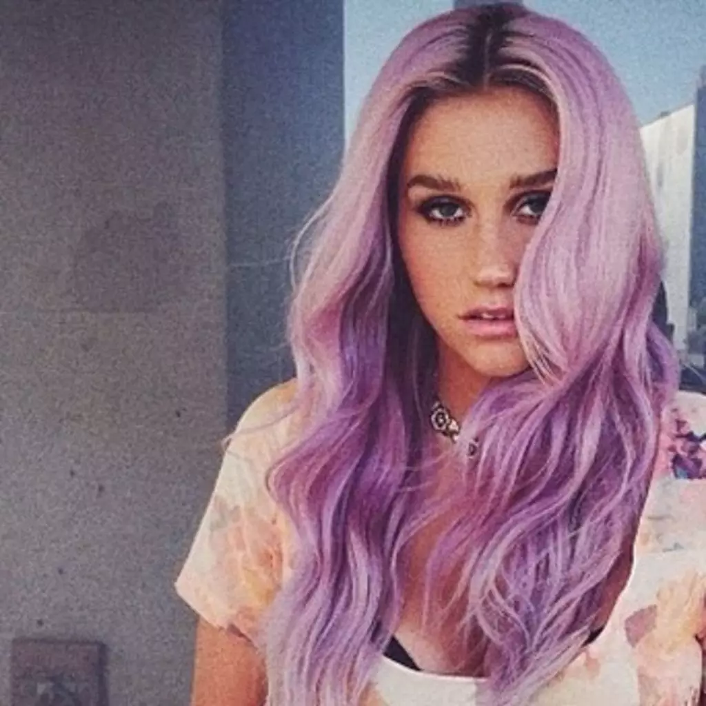 11 знаменитостей, которые ухватились за моду на фиолетовые волосы 12186_10