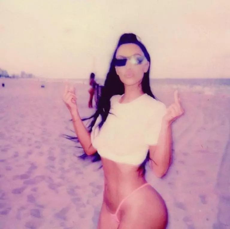 Khloe Kardashian i ka treguar Kimit në ditëlindjen e saj përmes fotove në Instagram se sa shumë e vlerëson 12238_1