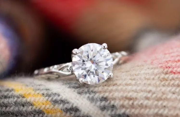 Kaip nusipirkti etiškų deimantų papuošalų internetu