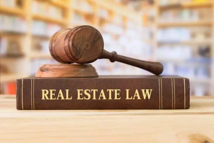7 ključnih vprašanj, ki si jih morate zastaviti, preden najamete stanovanjskega odvetnika - Vodnik 2022 12947_1