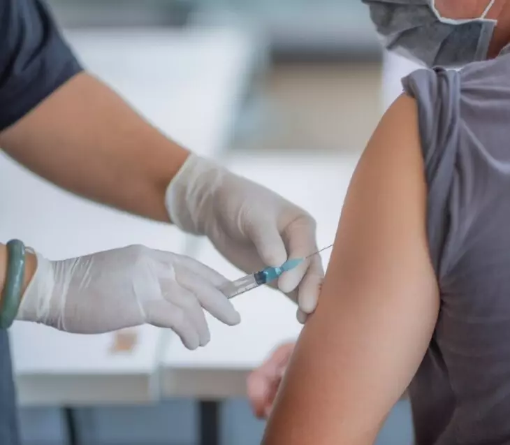 برامج التطعيم ضد الإنفلونزا في مكان العمل ، كيف تؤثر لقاح الإنفلونزا على تغيب الموظفين 13073_1