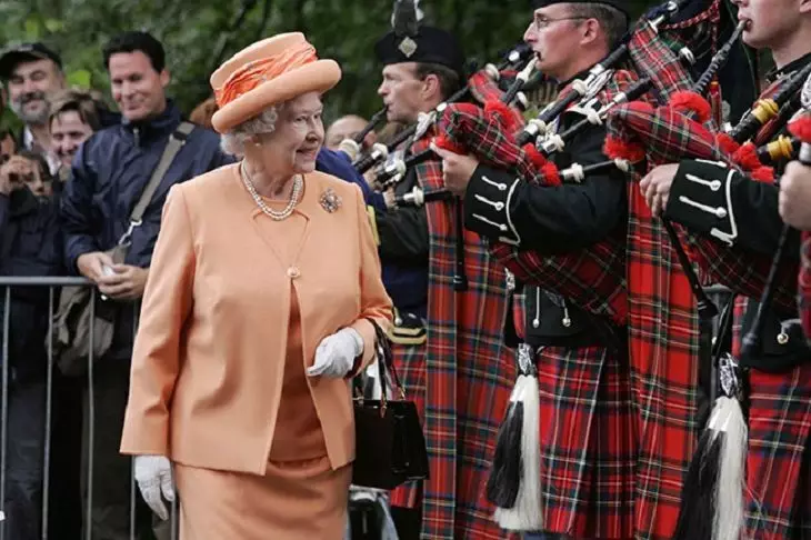 Saha anu tanggung jawab pikeun ngahudangkeun Ratu Elizabeth II isuk-isuk-Jalma Saha anu langkung sering sareng anjeunna tibatan Pangeran Philip? 13163_2