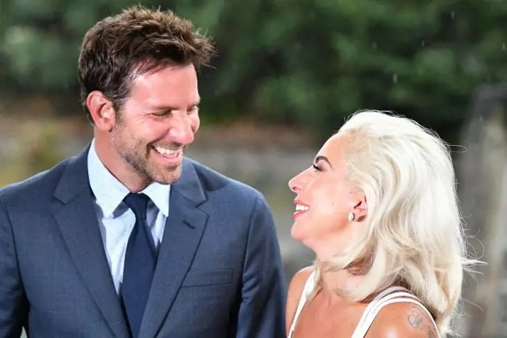 Bradley Cooper wuxuu shukaansanayaa qof 14 sano ka yar? 13412_1