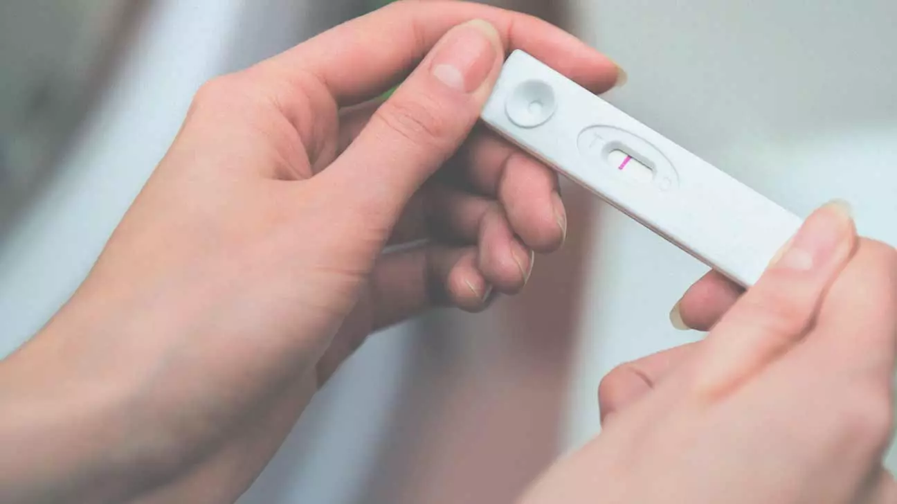 Basale lichemstemperatuer en cervical mucus charting helpe om ovulaasje en swangerskip te foarsizzen 13511_1