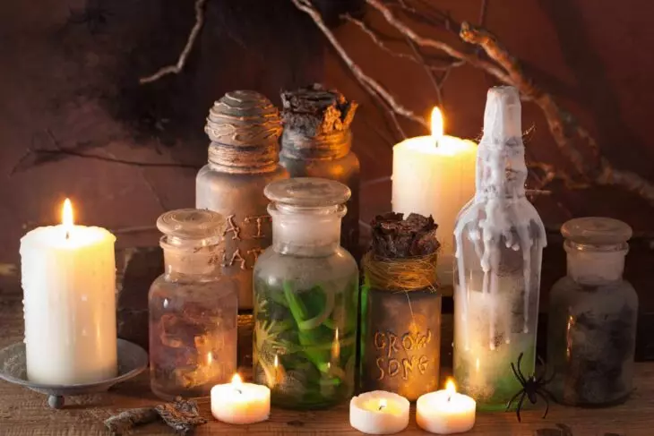 Com utilitzar espelmes de flama negra per a la vostra decoració de Halloween - Guia 2022 14307_1