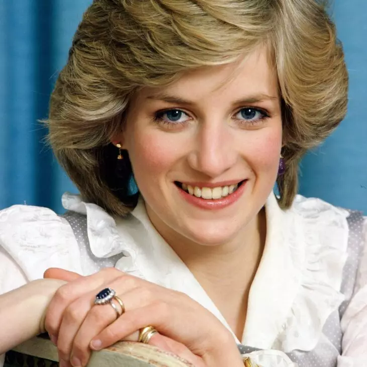 O anel de noivado da famosa princesa Diana não é autêntico? 1481_1