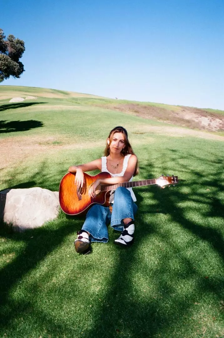 Los Angeles-muzikant Ali Angel praat ynspiraasje efter nije single 