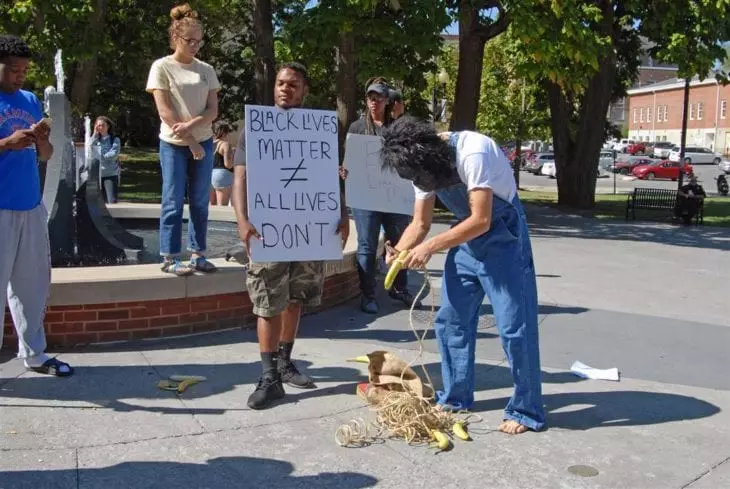 Un home que acudiu á protesta de Black Lives Matter con máscara de gorila acusado de intimidación polos dereitos civís 15471_1