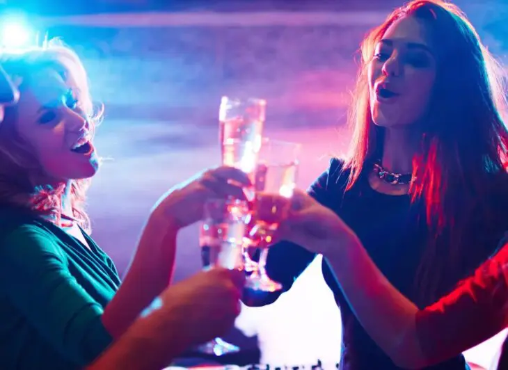 8 sfaturi despre cum să mergi singur la o petrecere și să te distrezi 154_7