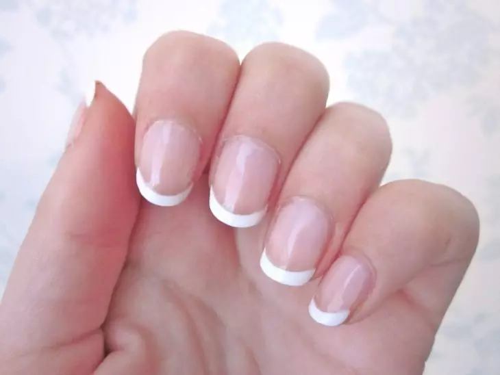 ວິທີການໄດ້ຮັບ Gel Manicure ຢູ່ເຮືອນ 15733_2