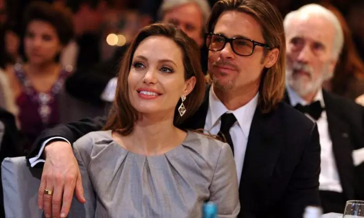 Angelina Jolie waxay go'aansatay inay nolosha Jennifer Aniston iyo Brad Pitt ka dhigto mid murugo leh? 16103_2