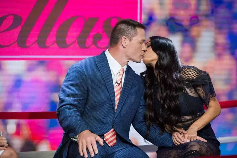 Nikki Bella flirte avec un barman chaud 16283_1