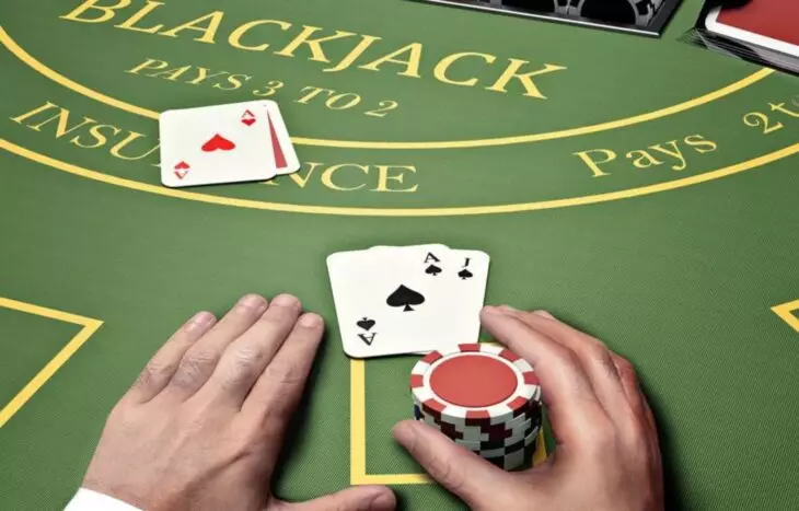 Hvilke beslutninger kan spillere træffe, mens de spiller blackjack? 16409_1