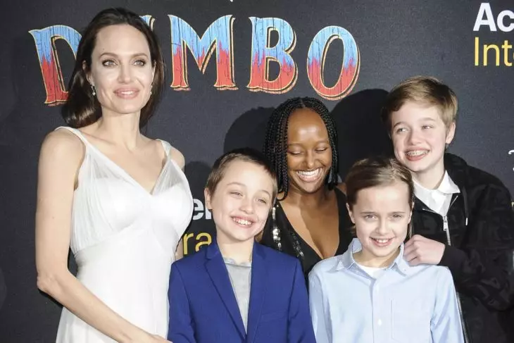 Angelina Jolie amevaa camisole nyeusi na leggings nyeusi wakati akielekea kwenye mkutano 16739_2