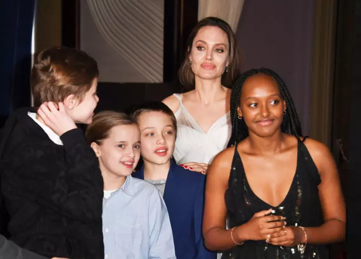 Angelina Jolie leva unha camisola negra e polainas negras mentres se dirixe a unha reunión 16739_4