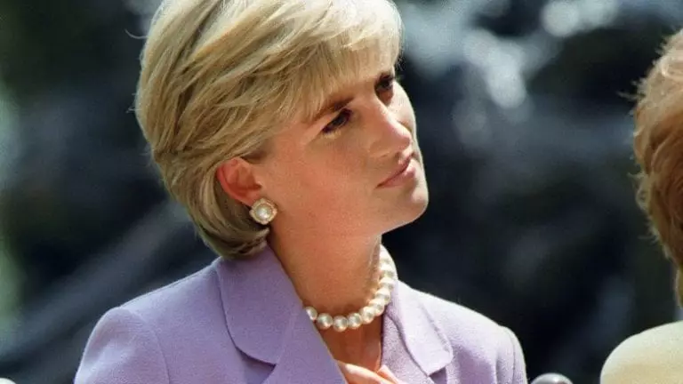 Kedu ihe kpatara Princess Diana ji bụrụ 'Ndị isi mmadụ'? 17737_1