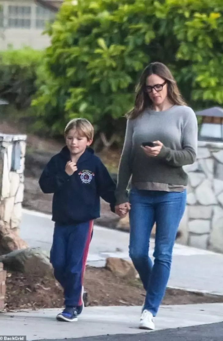 Jennifer Garner a karantént a gyerekeivel tölti, míg Ben Affleck új barátnőjével van 17950_1