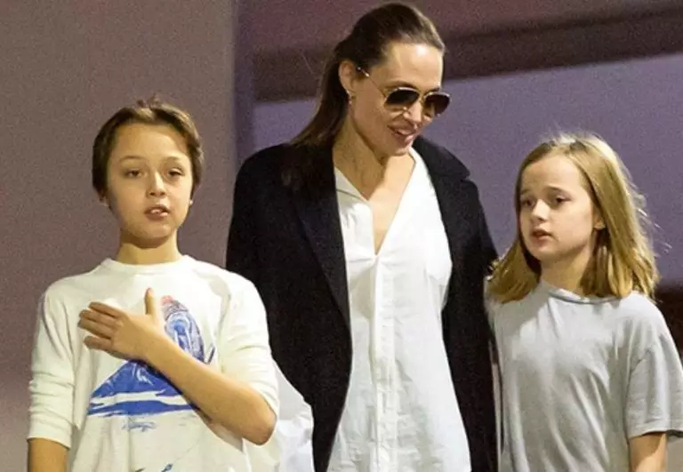 Knox와 Vivienne Jolie Pitt는 크리스마스 쇼핑을 하는 동안 엄마 Angelina Jolie와 함께 매우 성장한 것처럼 보입니다.