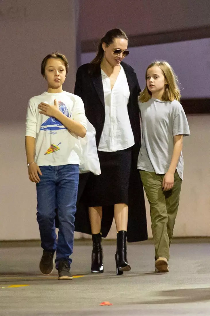Knox와 Vivienne Jolie Pitt는 크리스마스 쇼핑을 하는 동안 엄마 Angelina Jolie와 함께 매우 성장한 것처럼 보입니다. 17992_2