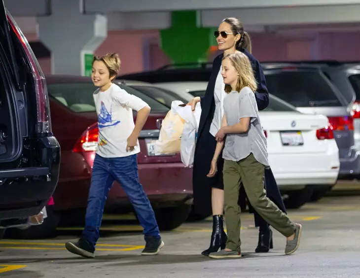 Knox와 Vivienne Jolie Pitt는 크리스마스 쇼핑을 하는 동안 엄마 Angelina Jolie와 함께 매우 성장한 것처럼 보입니다. 17992_3