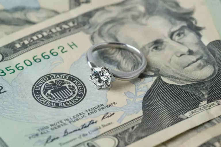 Cash & Coupling: Kako prodati zaručnički prsten