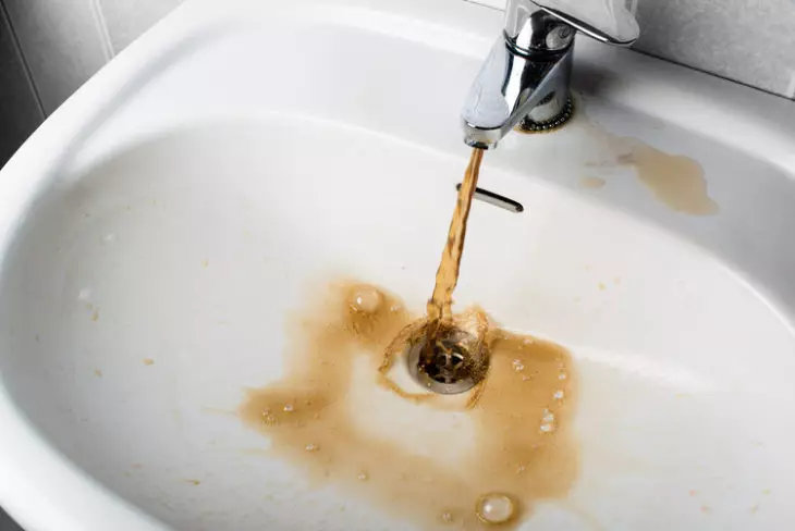3 shenja që tregojnë se uji juaj i rubinetit është i ndotur 18271_2