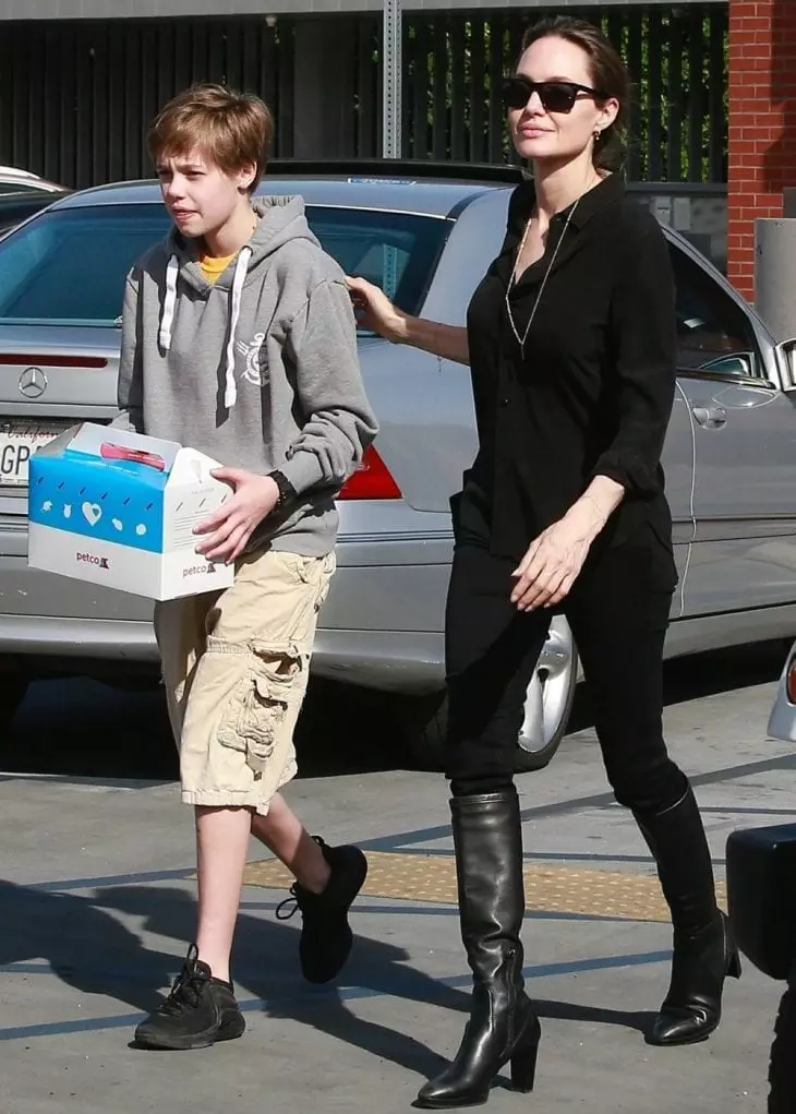 Angelina Jolie membeli haiwan peliharaan baharu di Petco dengan Shiloh