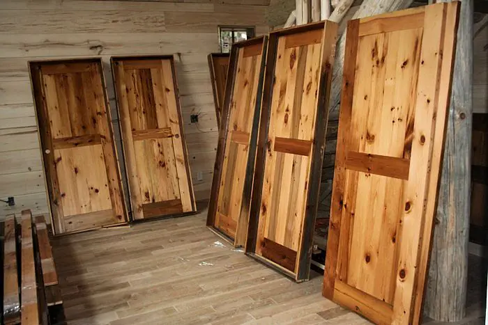 Jak zajistit, aby vaše dřevěné dveře vypadaly více rustikálně 1922_3