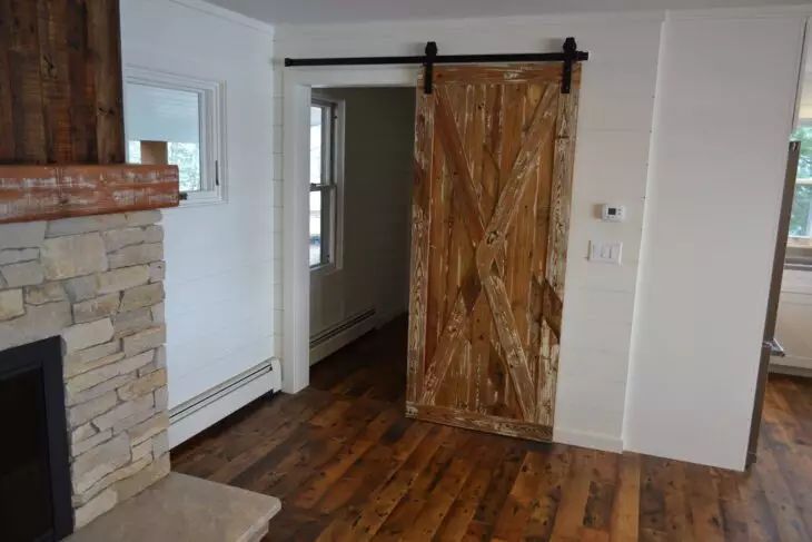 Jak zajistit, aby vaše dřevěné dveře vypadaly více rustikálně 1922_4