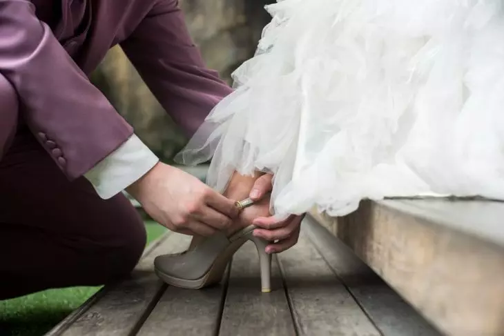 Bryllupsbilleder, der ser ud til at vise, at bruden udfører sexhandling, går VIRAL (er de sindssyge?) 20178_1