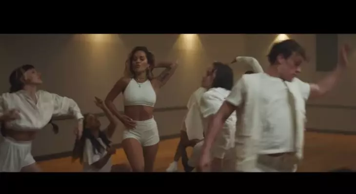 Rita Ora će vam oduzeti dah novim videom za probu gdje pleše u majici i kratkim hlačicama 20195_1
