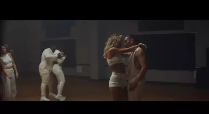 Rita Ora će vam oduzeti dah novim videom za probu gdje pleše u majici i kratkim hlačicama 20195_2