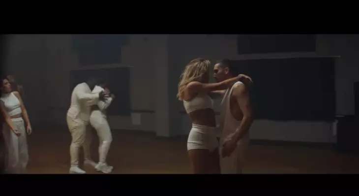 Rita Ora Azakuramo Umwuka Na Video Nshya Imyitozo aho Yabyinira Mubihingwa Hejuru na Bigufi 20195_2