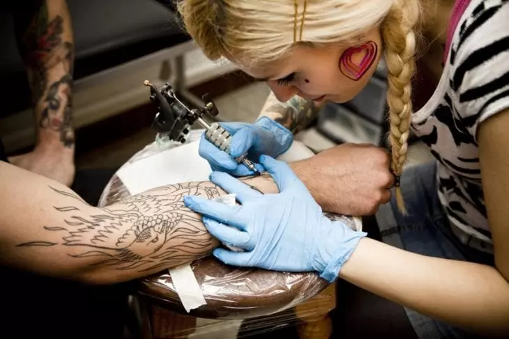 Pitajte tattoo umjetnika: šta biste trebali znati prije nego što dobijete analnu tetovažu 20595_2