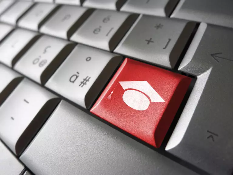 Online vysokoškolský titul: Diplom nebo zachránce života?