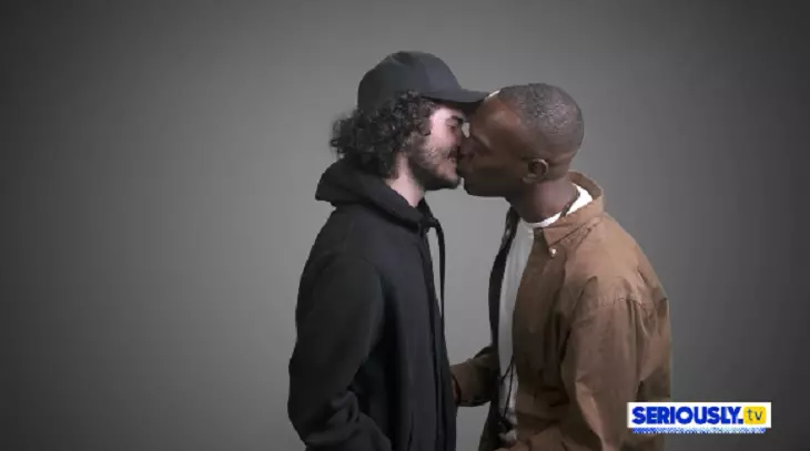 Vsak homofobni komentar na tem videu poljubljanja moških bo prejel 1 dolar 21226_1