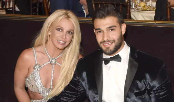 Britney Spears desesperatuta al dago ezkontzeko aita gaixo dagoen bitartean? 22719_1