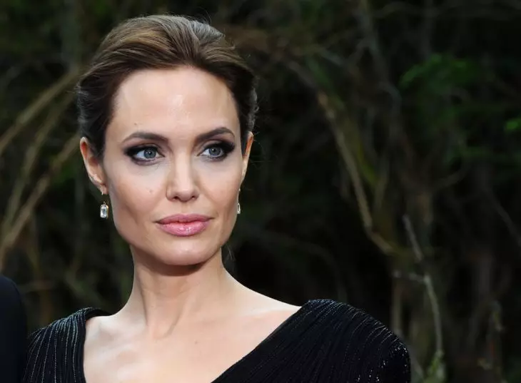 Je li legalno neudata Angelina Jolie počela izlaziti? 22721_1