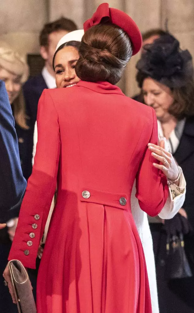 Sărutul prietenos al lui Kate Middleton și Meghan Markle în mijlocul bârfelor despre ceartă 23353_3