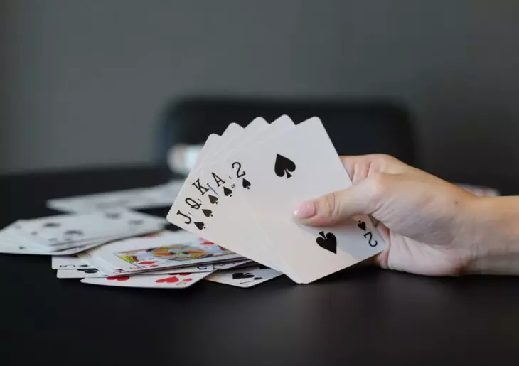 Учење нова игра со карти - како да се игра тинејџерка Пети 23655_2